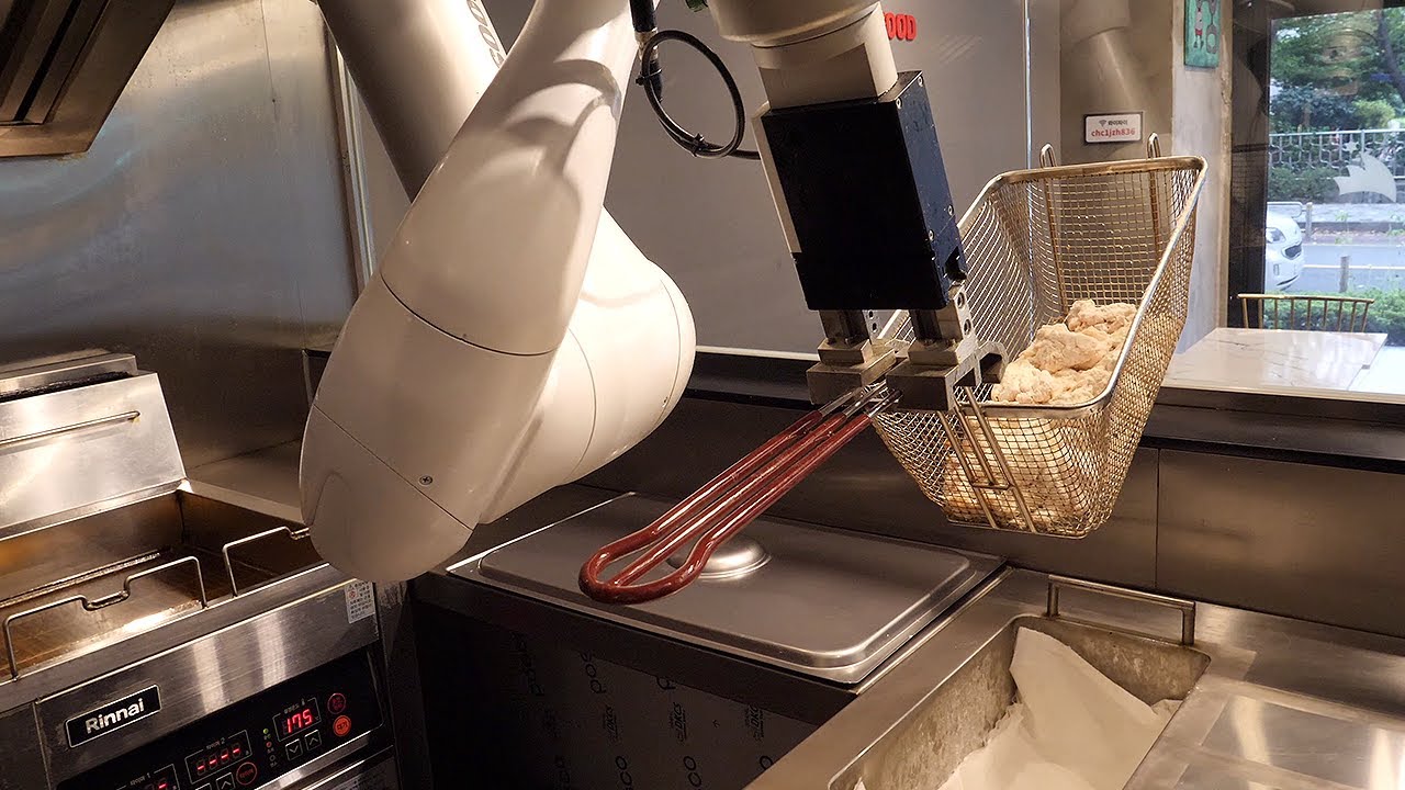 로봇이 튀기는 치킨 전문점 / chicken fried by robot / korean street food - YouTube
