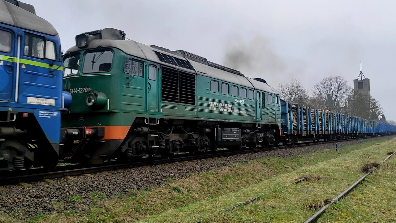 ST44-1255 i ST44-1228 z roosami z drewnem w Szczytnie - YouTube