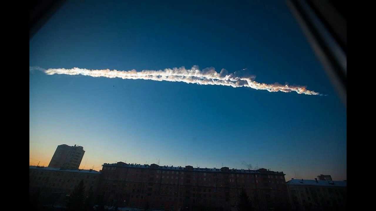 Meteor Explodes Over Russia - YouTube