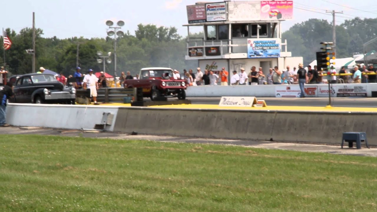 Dave's Scout vs Tom's Studebaker - gassers at the Meltdown Drags 5 ...
