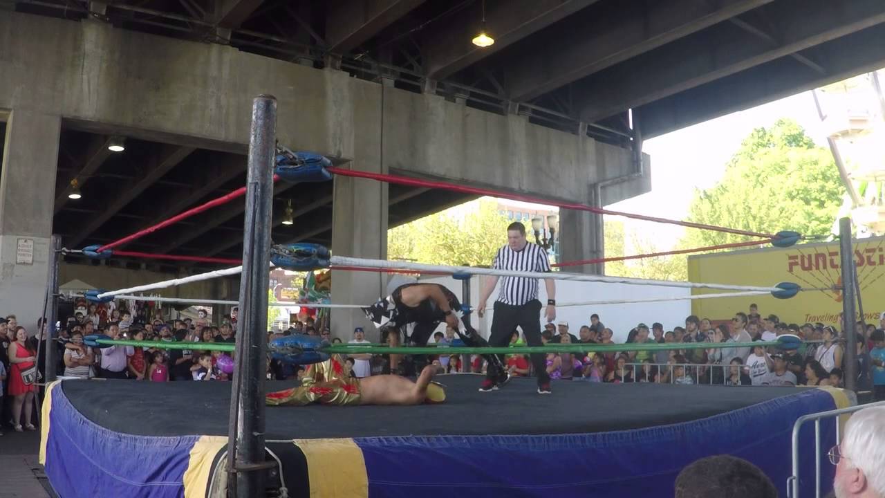 Portland Lucha Libre: Mega Boy v. Sepulcro 3000 pt. 1 - YouTube