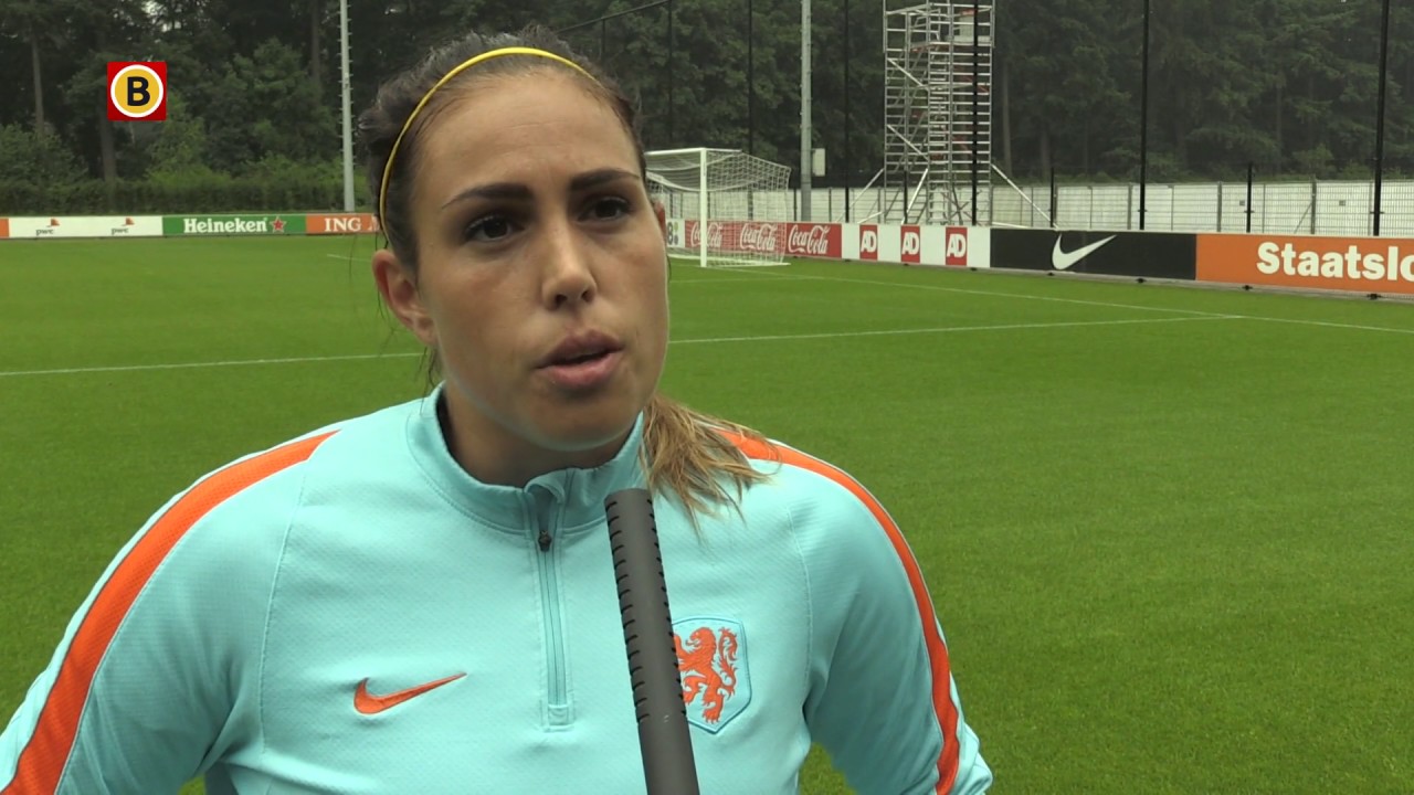 PSV-keepster Angela Christ verheugt zich op EK - YouTube