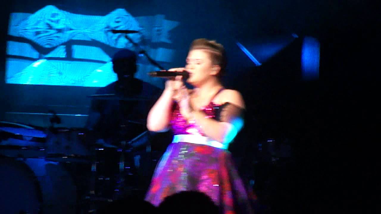 Kelly Clarkson - Invincible - Detroit MI 7/26/15 - YouTube