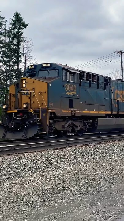 Dirty door on CSX 3040 - YouTube