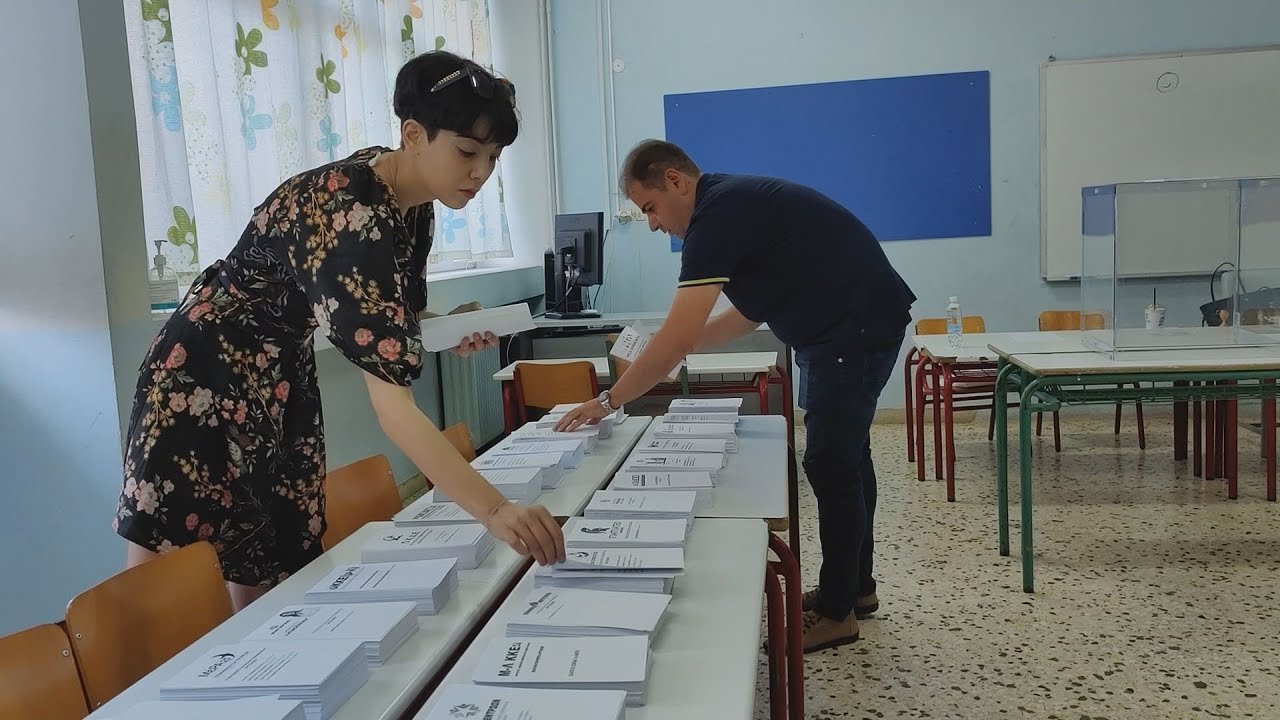 Εκλογικό τμήμα στο Ναύπλιο κατά τη διαδικασία της έναρξης της ...