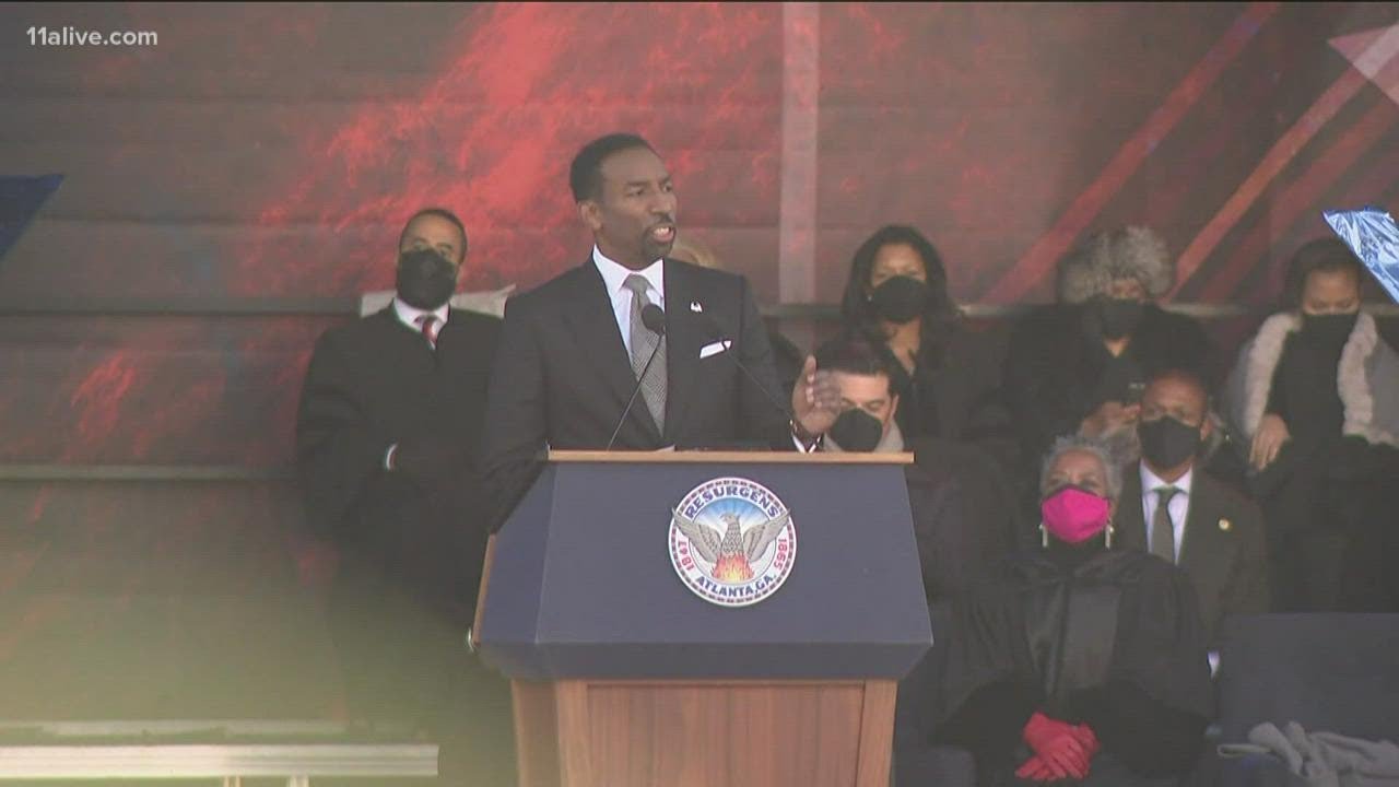 Andre Dickens begins first full day as mayor of Atlanta - YouTube