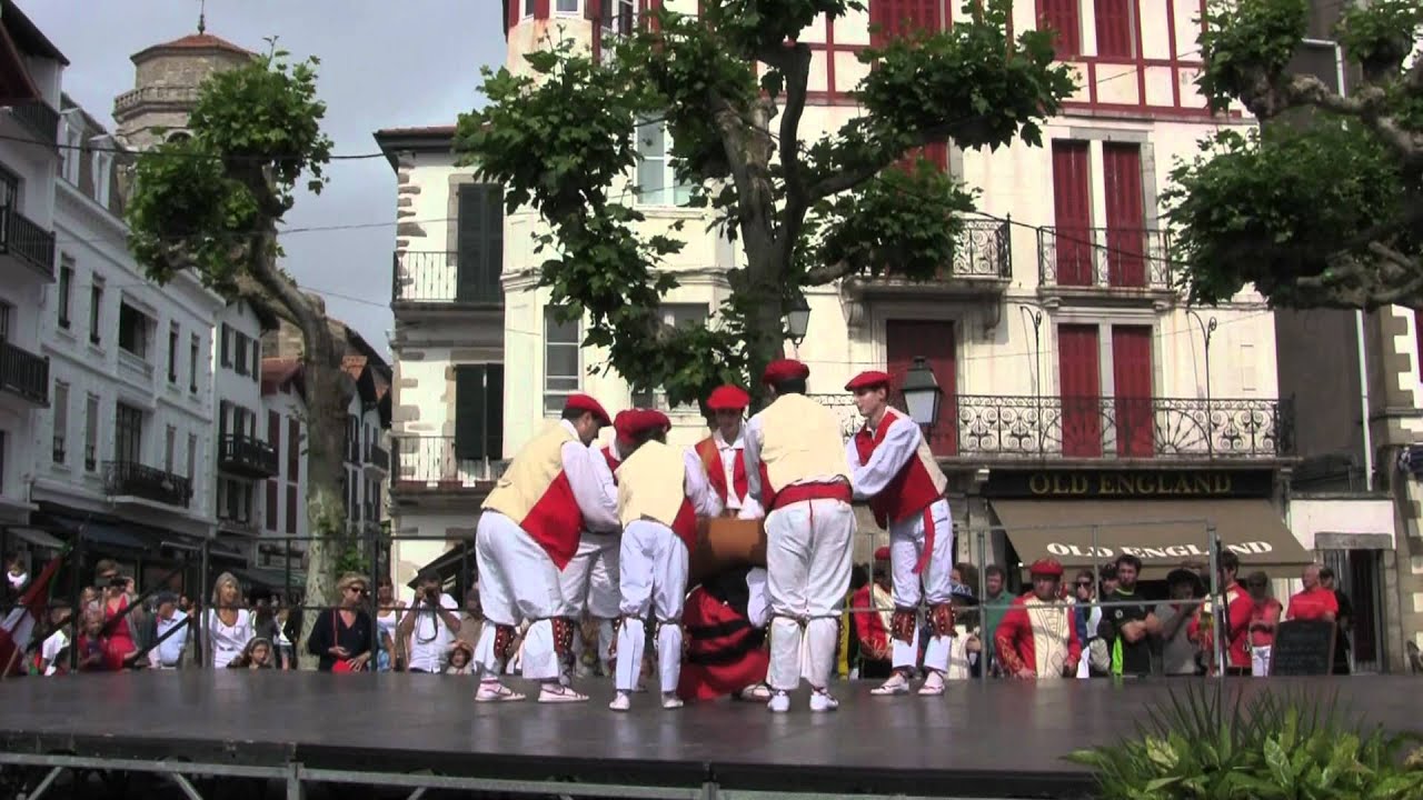 Danse traditionnelle des 7 provinces Basques - Fandango de la province ...
