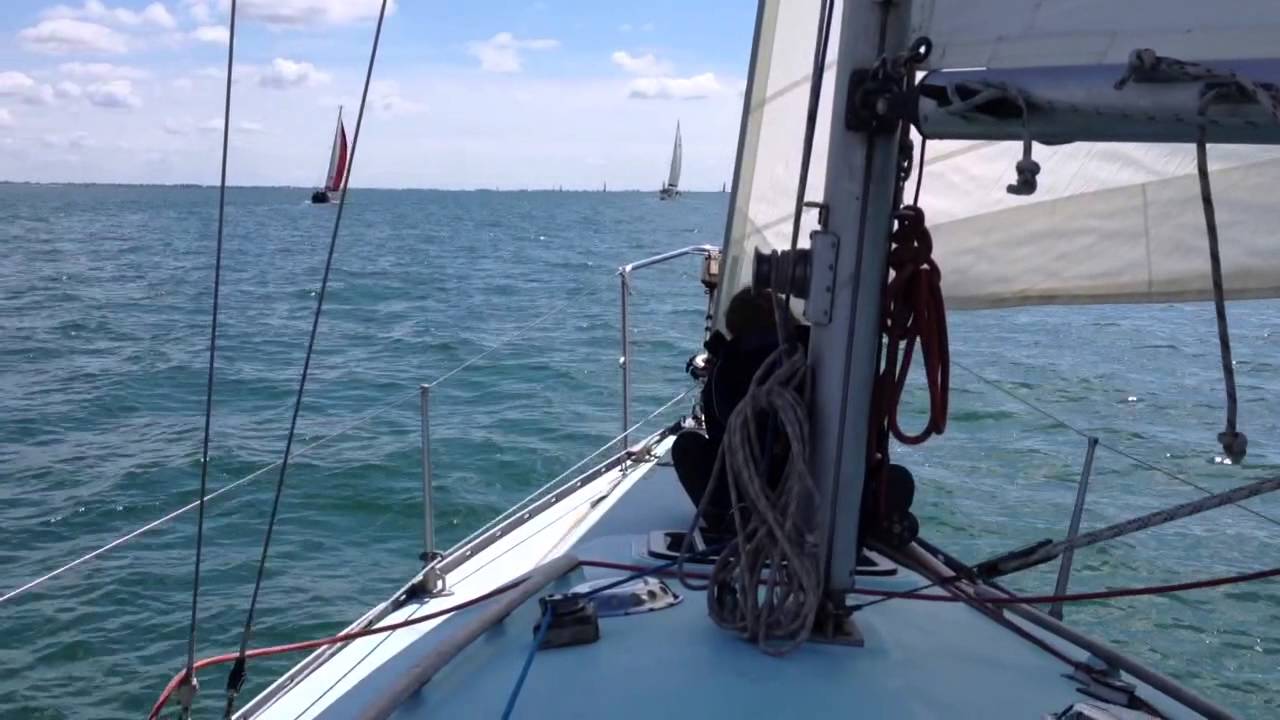 Sadler 25 sunny Sunday in the Solent - YouTube