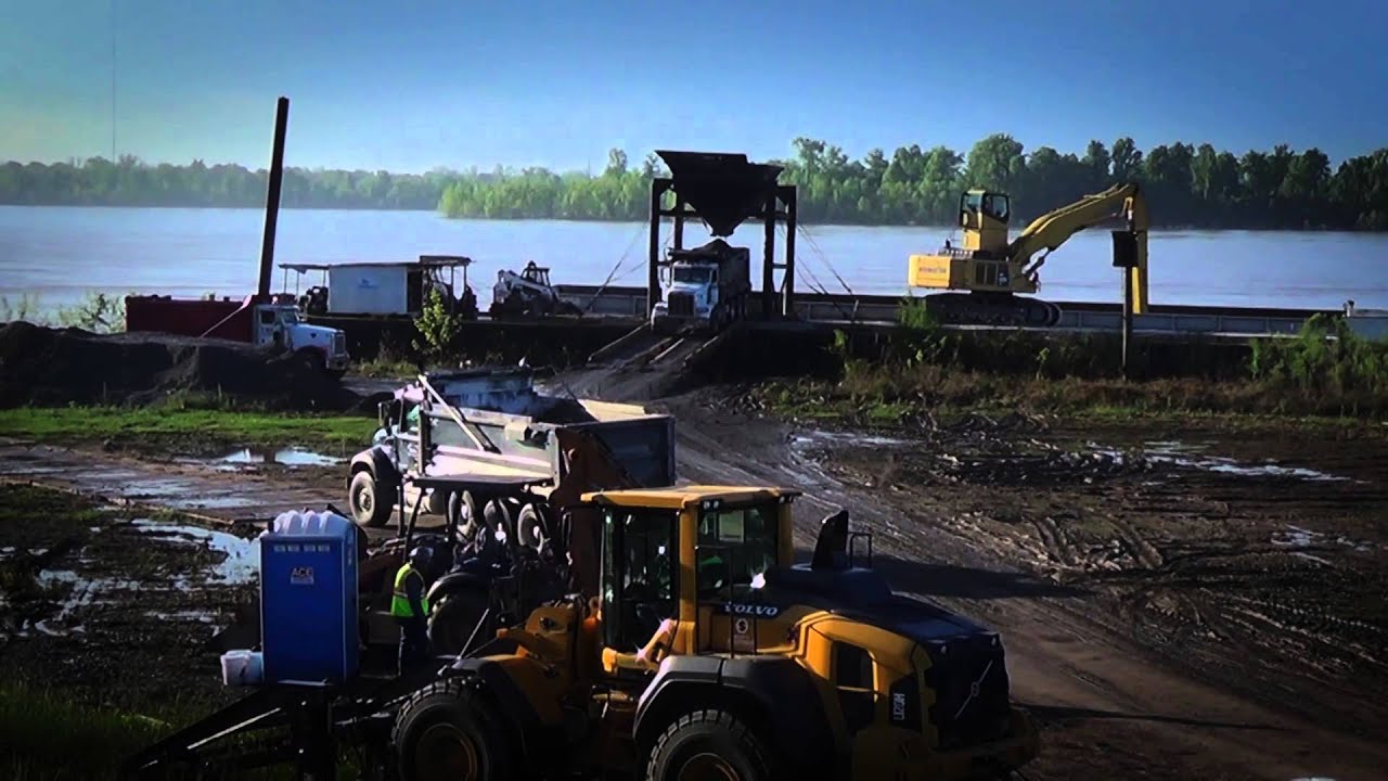 Terral River Service Barge Loading & Unloading - YouTube
