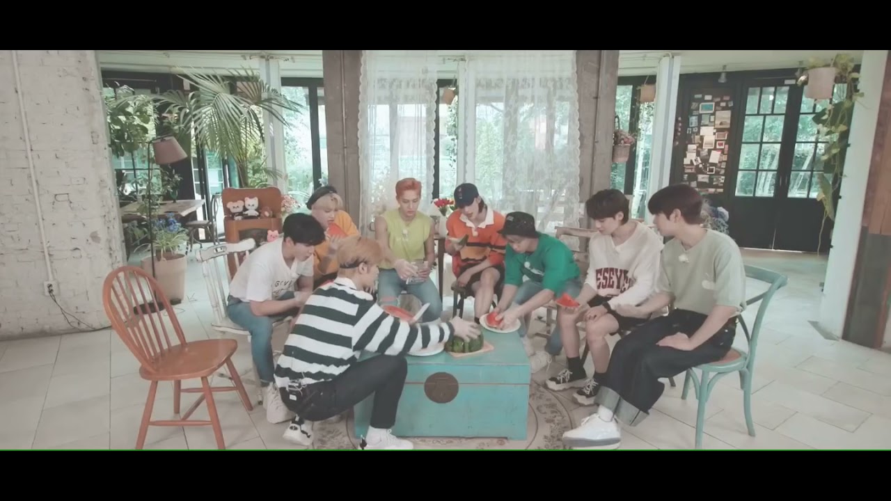 Stray kids eating watermelon - YouTube
