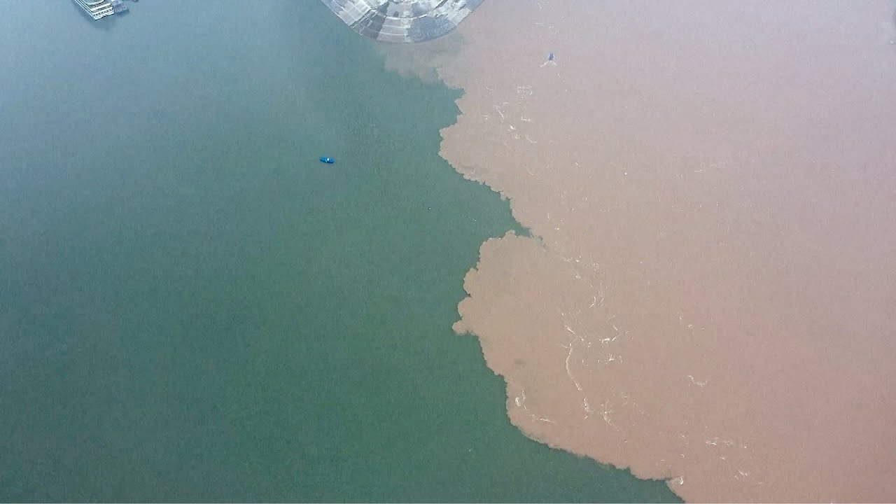 Confluence of rivers creates two-color scenery in Chongqing - YouTube
