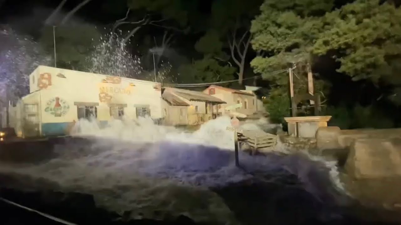 Universal Studios Backlot Tour Comes Alive at Night - YouTube