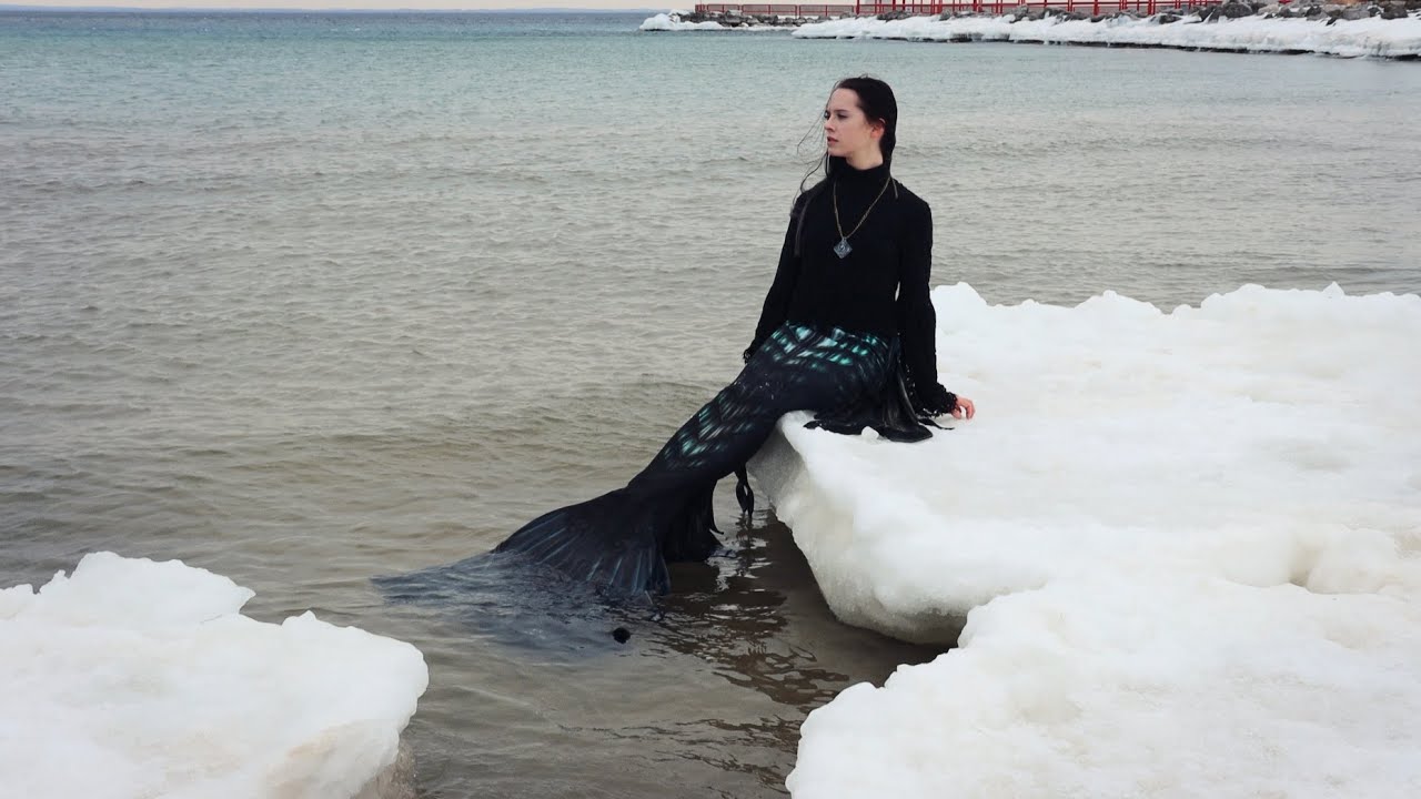 MERMAID SWIMS IN FROZEN LAKE - Michigan mermaid performer splashes ...