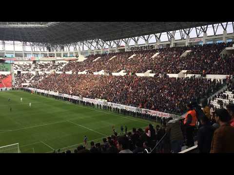Diyarbakır Stadında Kîne em? - Kimiz biz? Sesleri!
