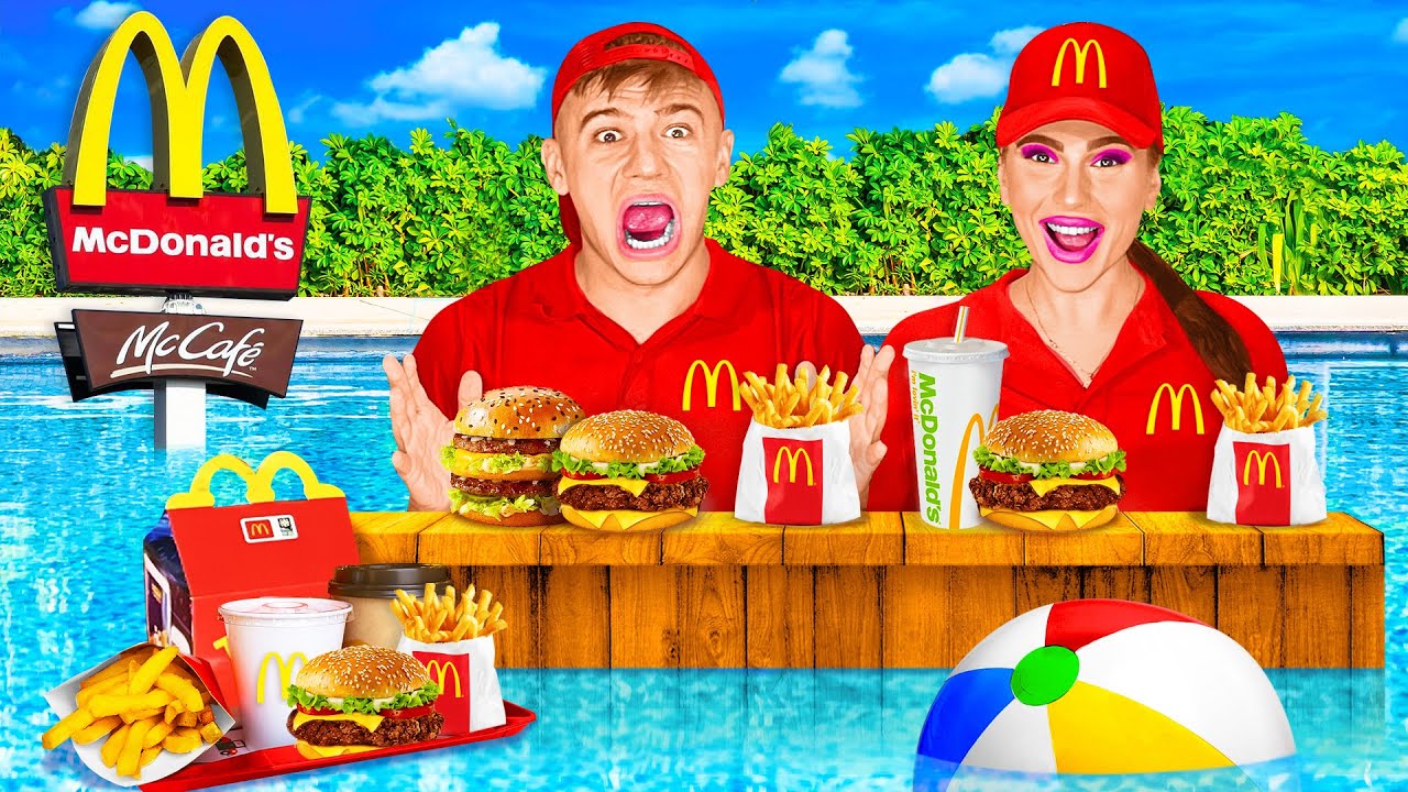 Wir haben unseren eigenen Mcdonald's in unserem Pool eröffnet - YouTube