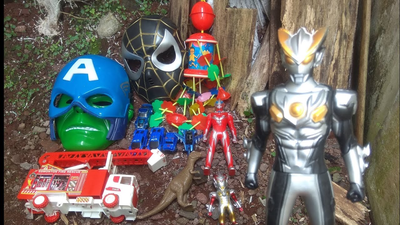 Mencari mainan ultraman, mobil damkar, mobil balap, topeng hulk - YouTube