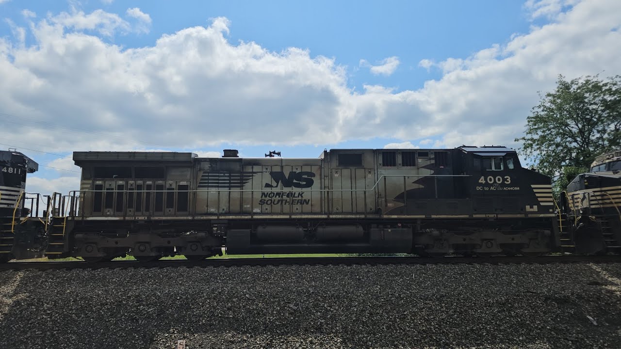 NS 4003 on 8 locomotive lashup!! - YouTube
