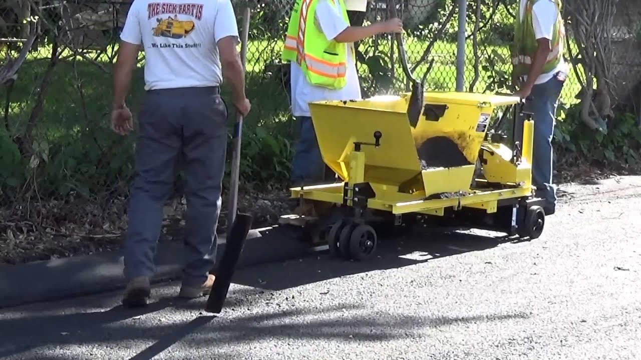 MC 550 Extruding a asphalt curb - YouTube