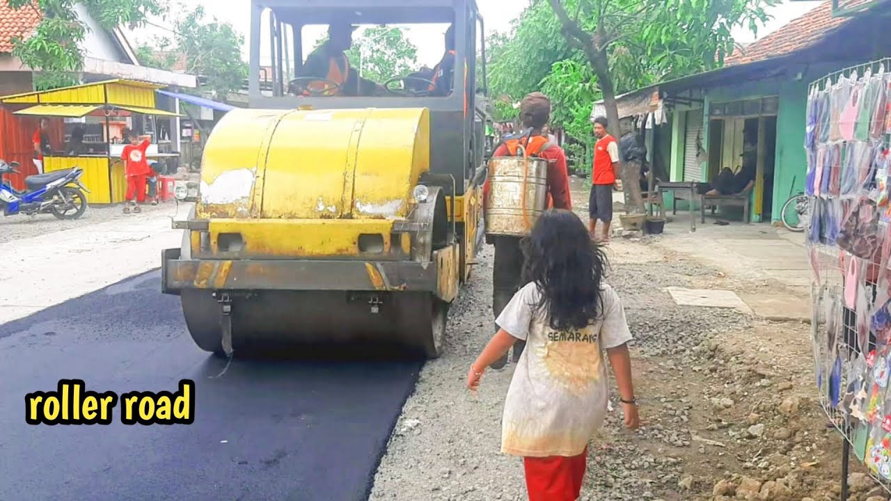 Little kids play roller road || slender penghalus aspal jalan - YouTube