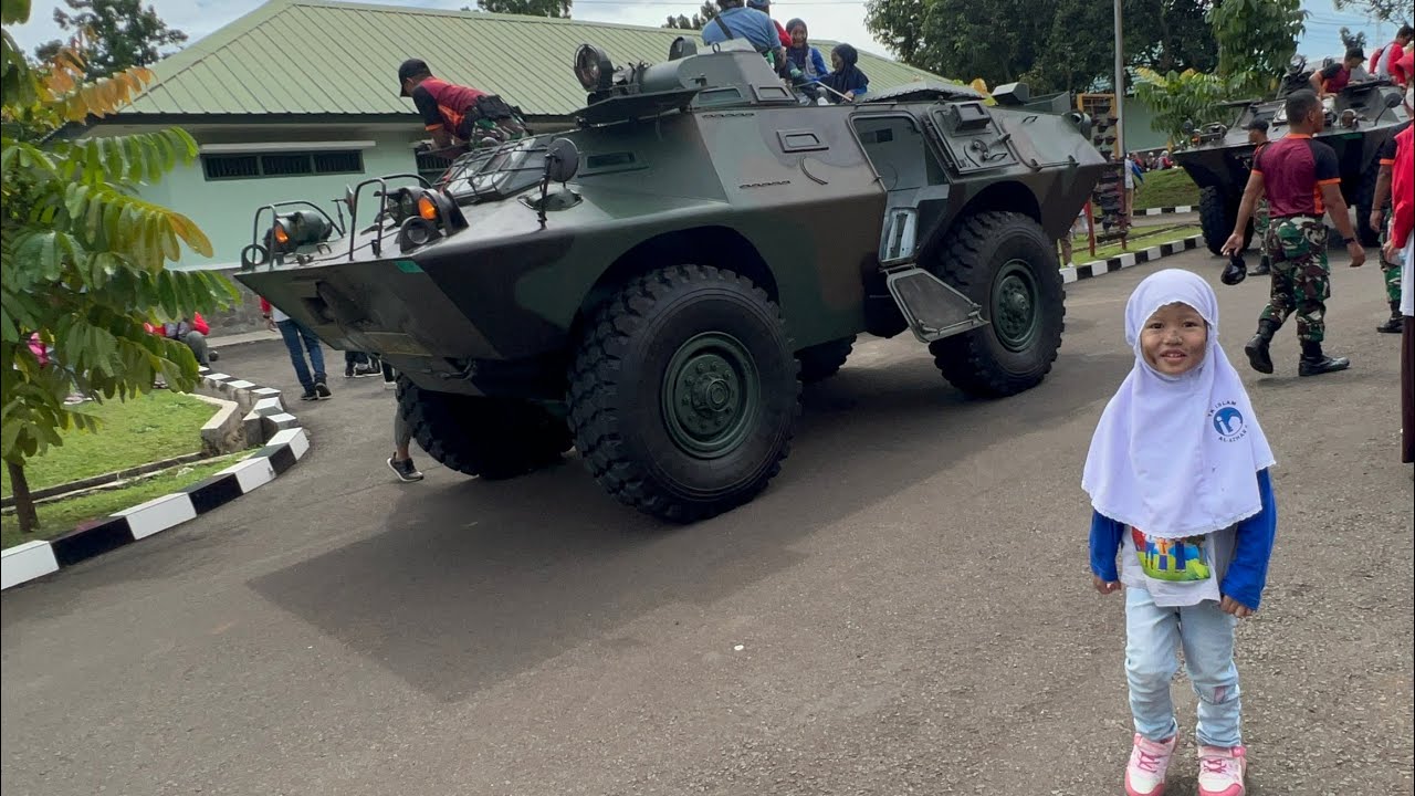 Naik mobil tank TNI - YouTube