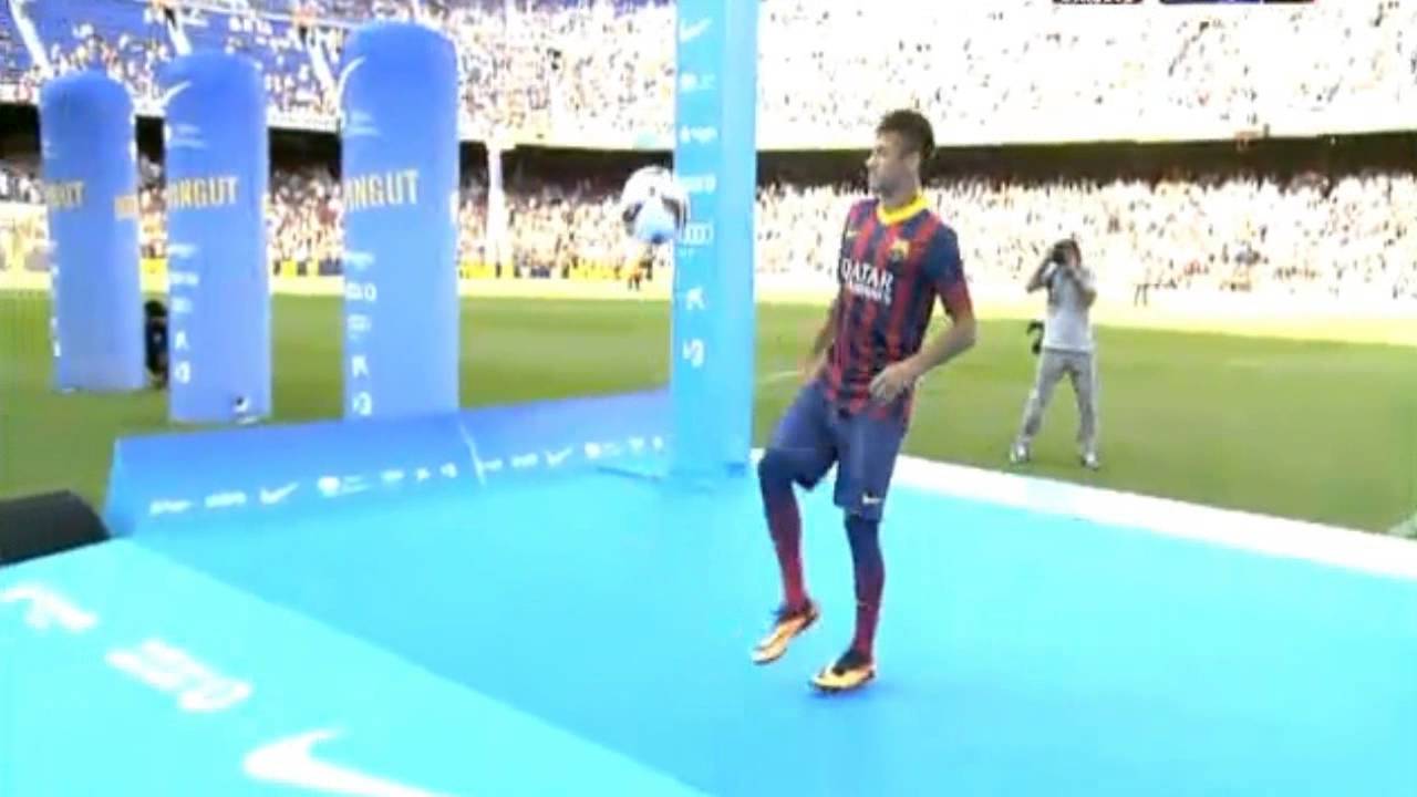 Neymar freestyle skills at Presentation at Barcelona 03.06.2013 - YouTube