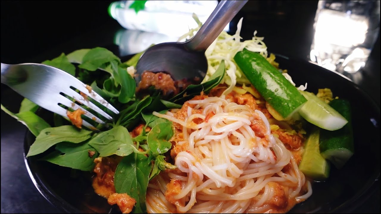 Rice Noodles with Snakehead fish Curry Sauce Bangkok street food ...