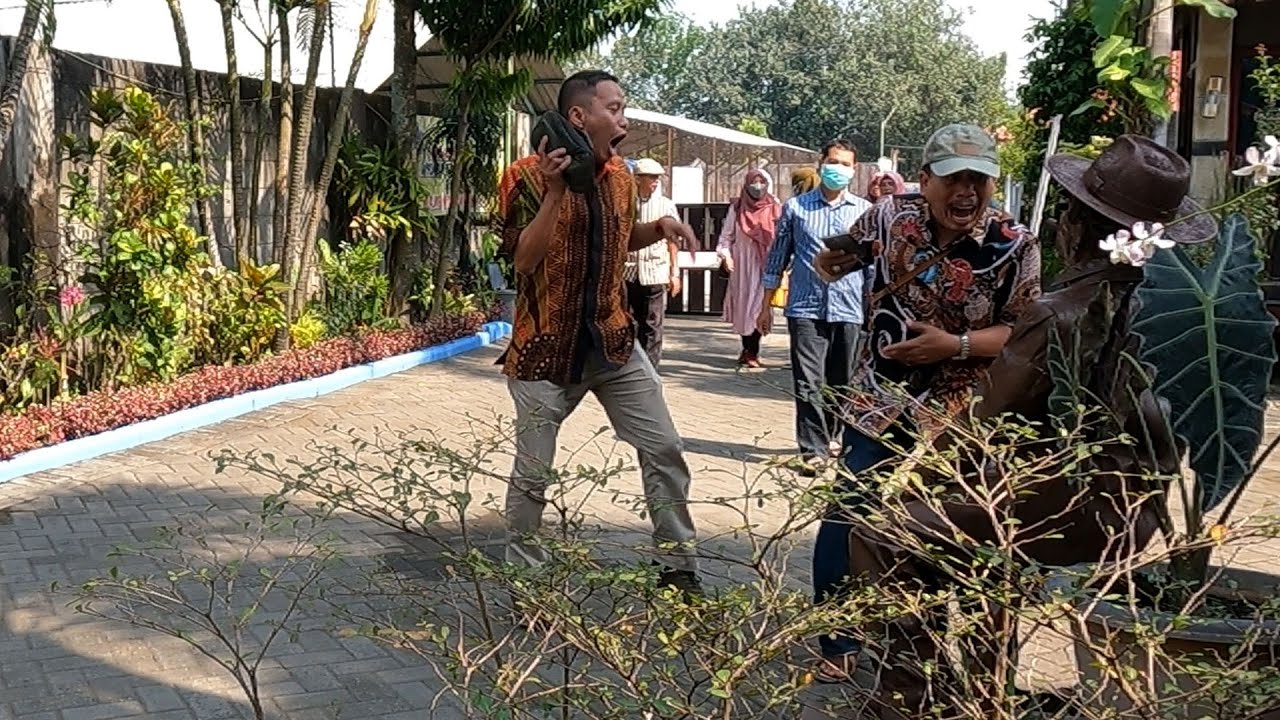 TERIAKAN YANG LUCU || HUMAN STATUE PRANK - YouTube