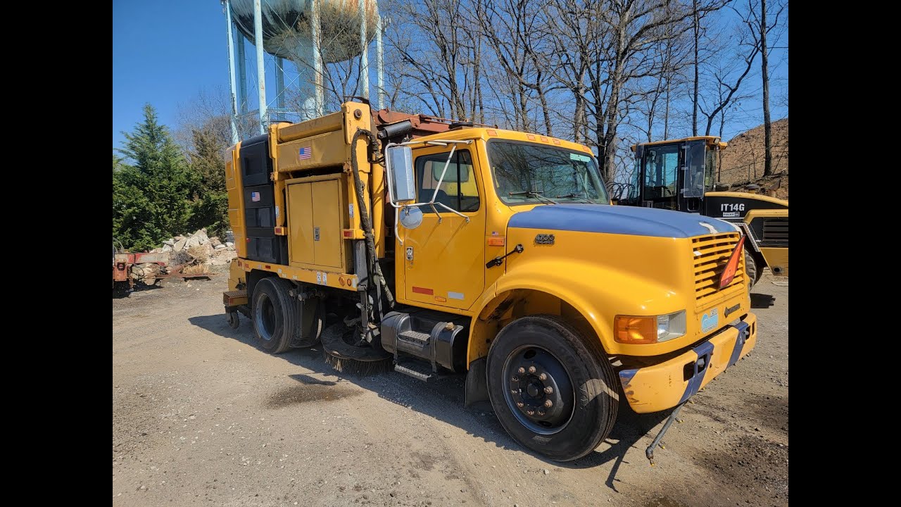 Used INTERNATIONAL 4700 w/SCHWARZE M5000 SWEEPER for Sale - YouTube