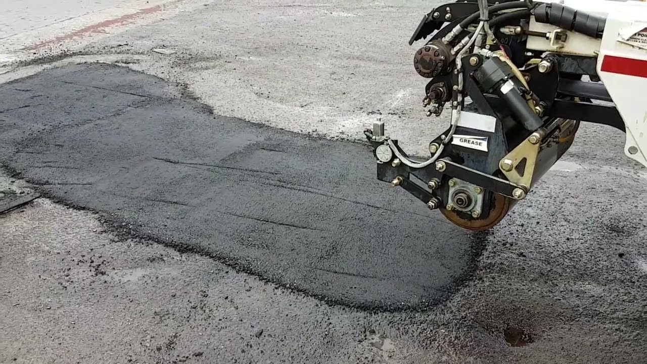 [Pothole Patching Machine] Patching oversized potholes - YouTube