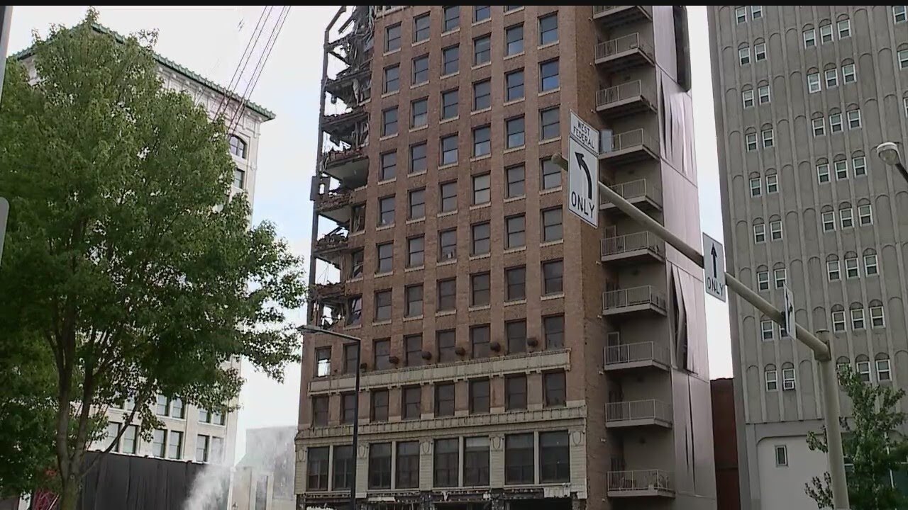 Realty Building demolition continues in Youngstown - YouTube