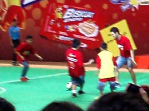 Cesc Fabregas playing a game with kids in Biskuat event
