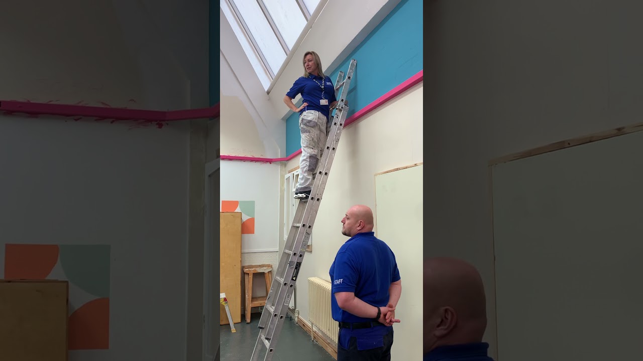 How to safely erect , ascend , descend and store an aluminium ladder ...