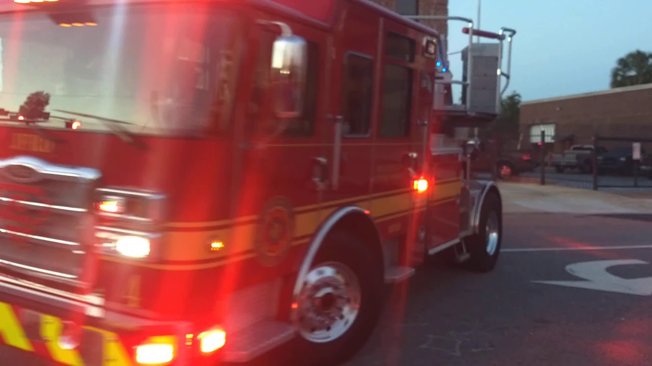 JFRD Ladder 4 Responding **Screaming Q/Horn** - YouTube