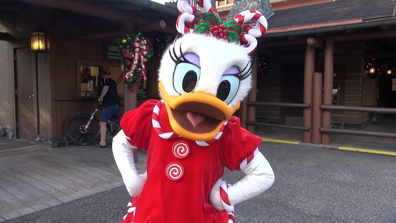 Daisy Duck Meets us in her Holiday Outfit at Disney's Fort Wilderness ...