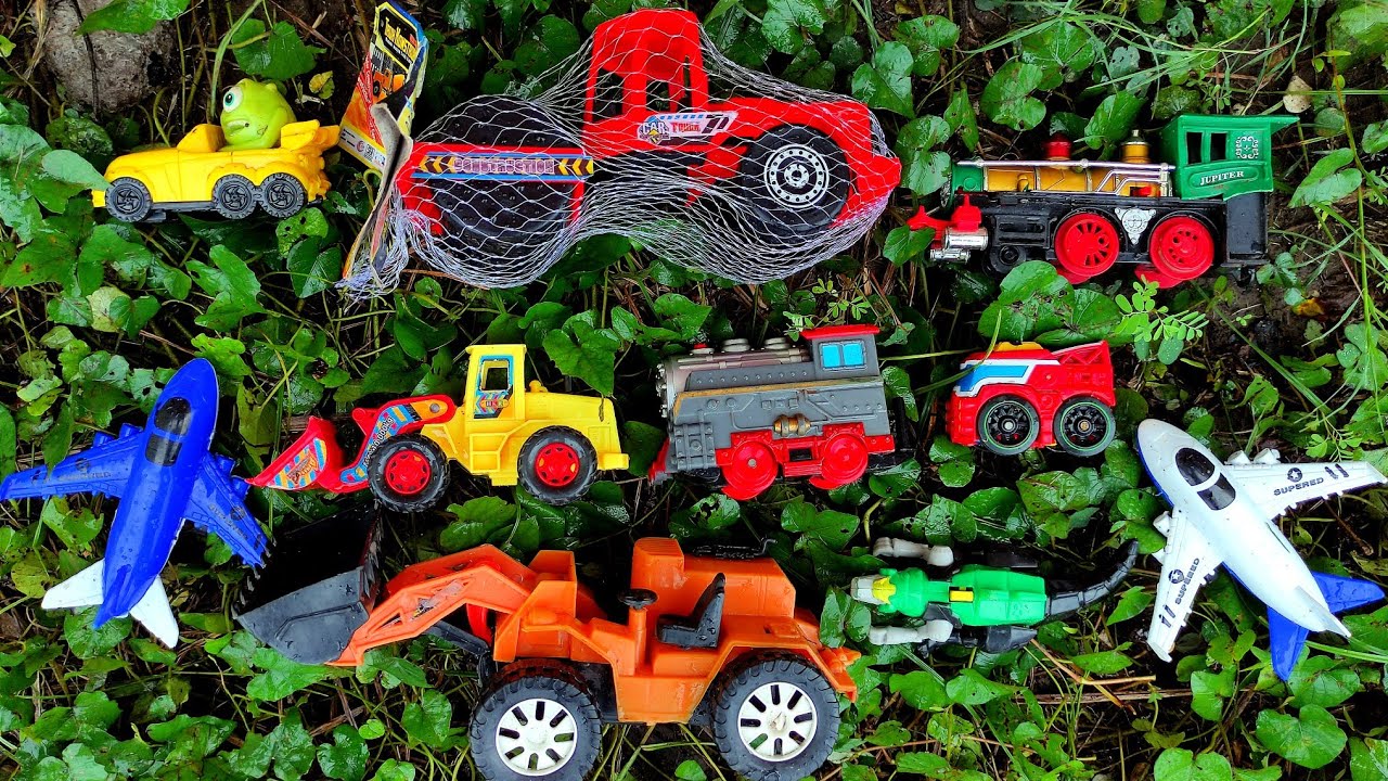 Menemukan Mainan Mobil Mobilan, Kereta Api Uap, Mobil Balap, Pesawat ...