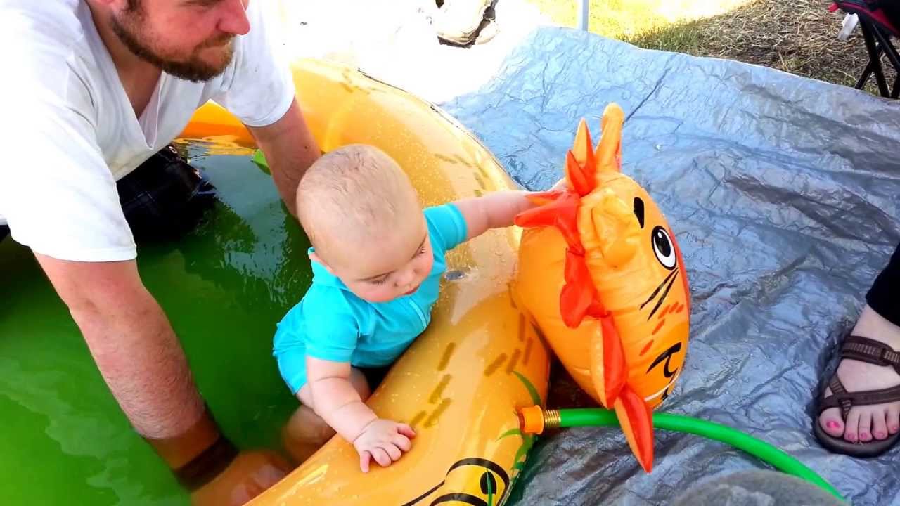 Baby splashing - YouTube