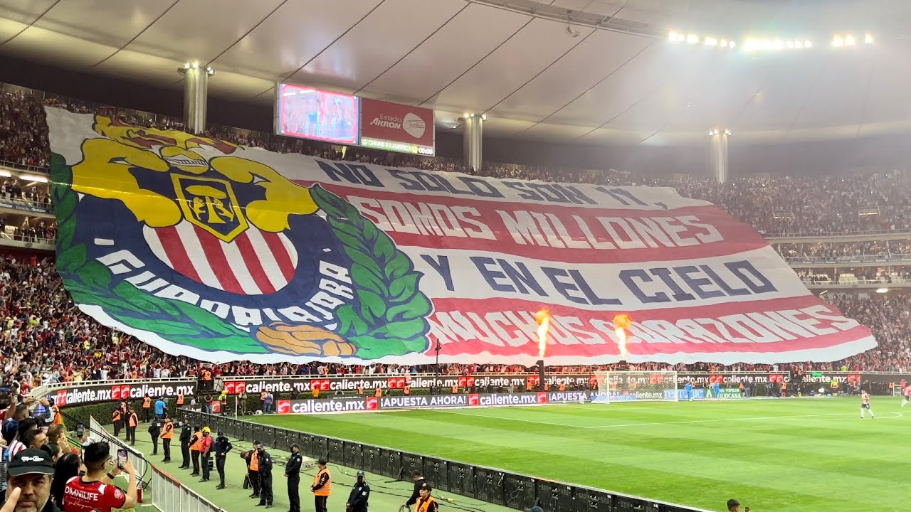 MEGA TELÓN de la BARRA de CHIVAS “NO SOLO SON 11, SOMOS MILLONES “ en ...