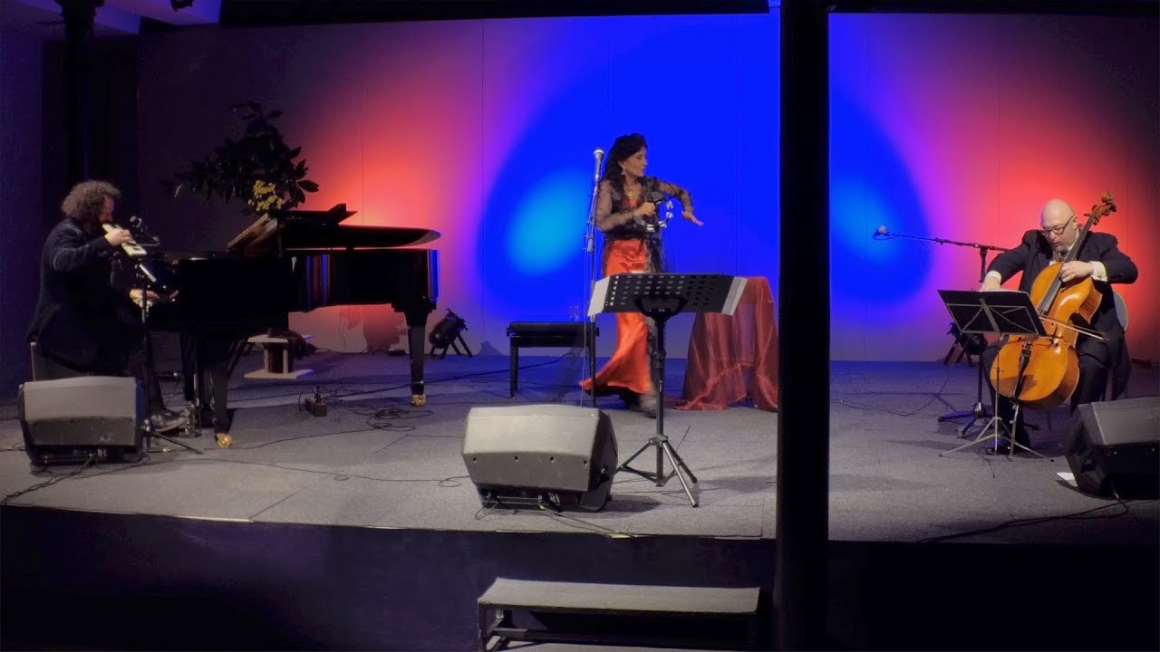 Parfois je t’aime | Timna Brauer & Elias Meiri - YouTube