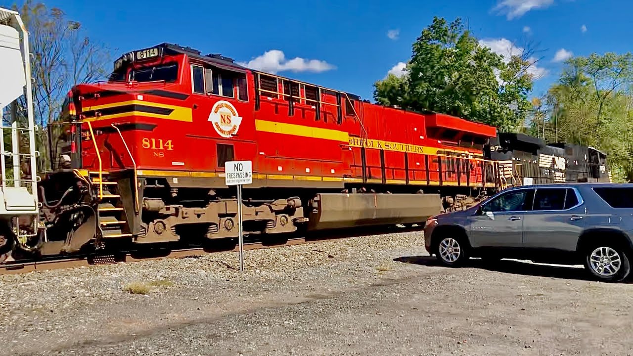 Dash 9 with P5 Horn Leads & Original NS HU Trails on NS K76 - YouTube