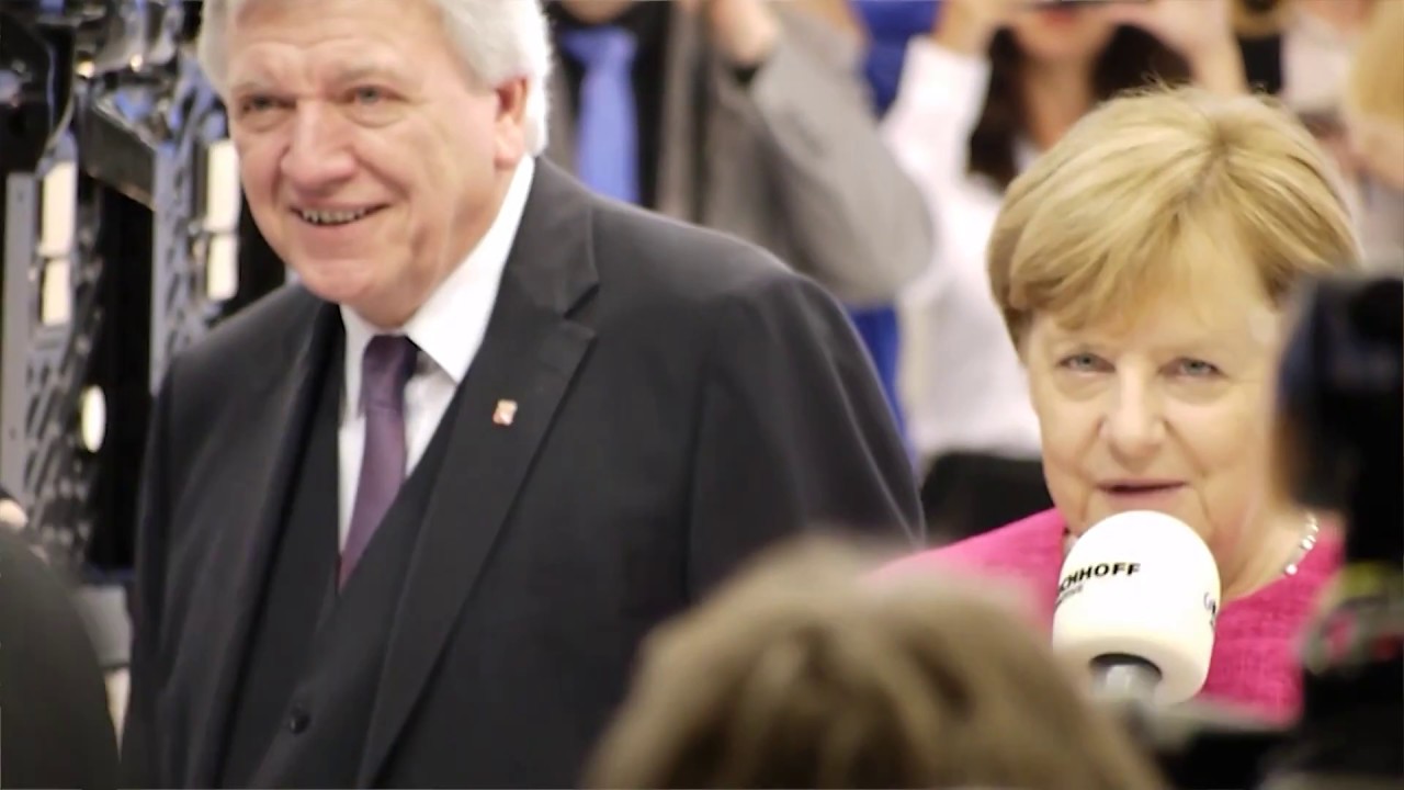 Angela Merkel besucht den KIRCHHOFF Automotive Stand, IAA 2017 - YouTube