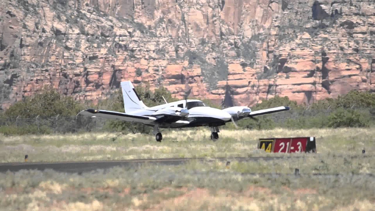 Piper PA-34 Seneca [N5344V] Takeoff From SEZ - YouTube