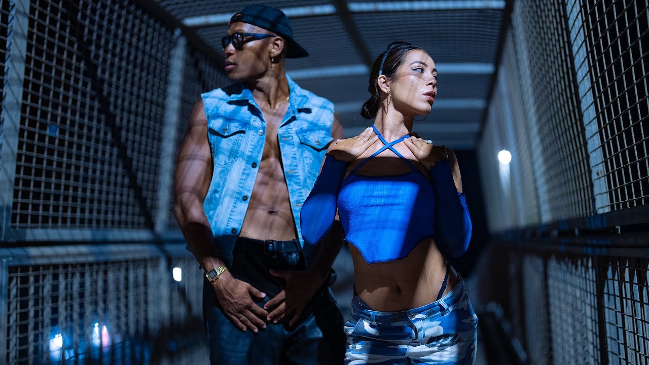 Camila Leal, Cleveland Thrasher - Me Devora (Official Music Video) - YouTube