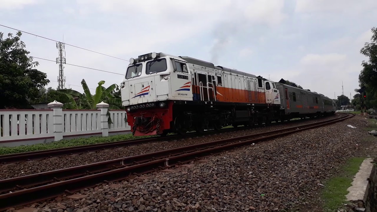 Lokomotif CC 206 108 Kereta 52 Taksaka Pagi - YouTube