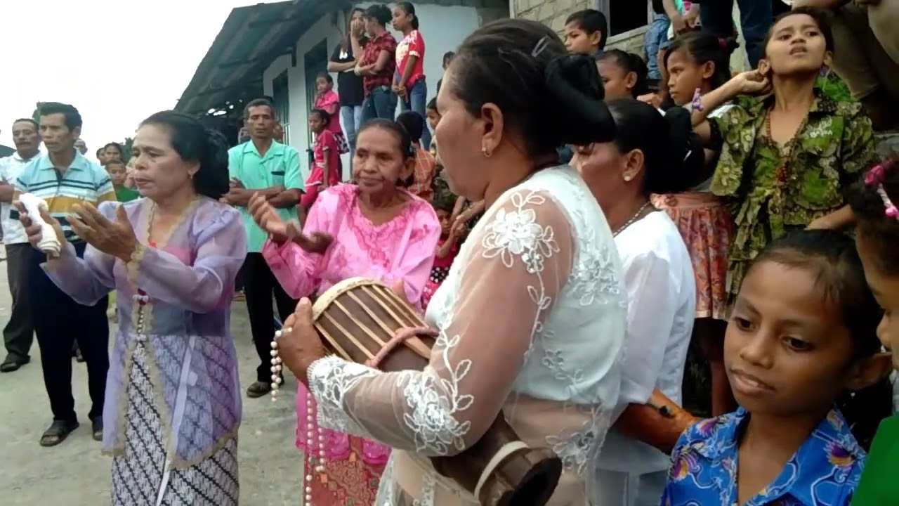 Tarian Tanimbar Meyano Bab - YouTube