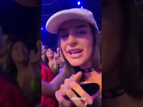 Barbara Labres e Debora Moura curtindo camarote na Sapucaí - Domingo