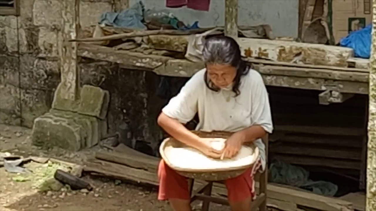 sifting the rice in the Philippines - YouTube
