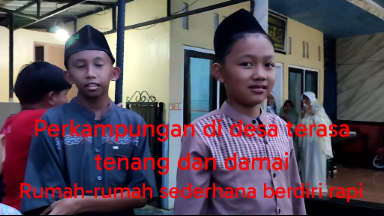 Perkampungan di desa terasa tenang dan damai. Rumah-rumah sederhana ...