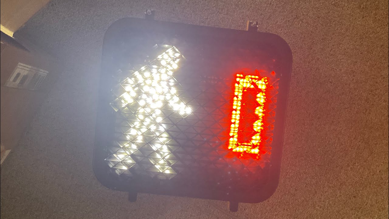 GE LED Signals PS7-CFF1-01A In My Econolite Housing - YouTube