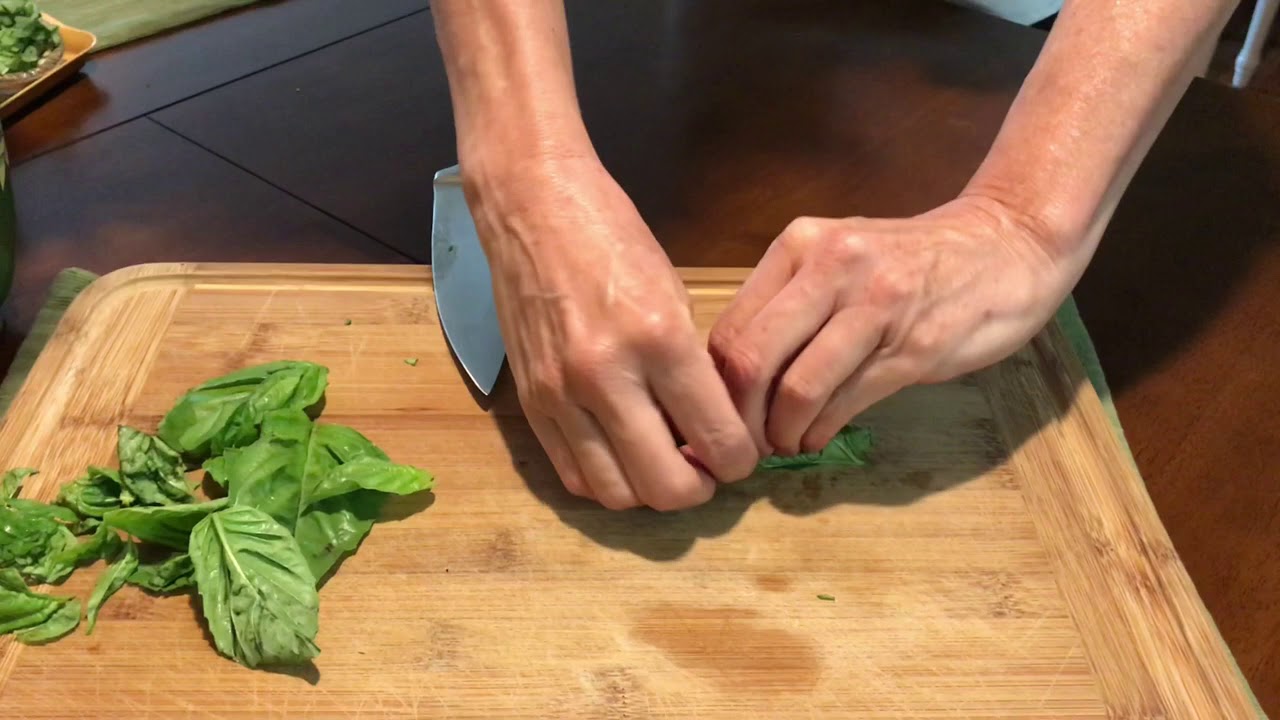 How to chiffonade basil and kale - YouTube
