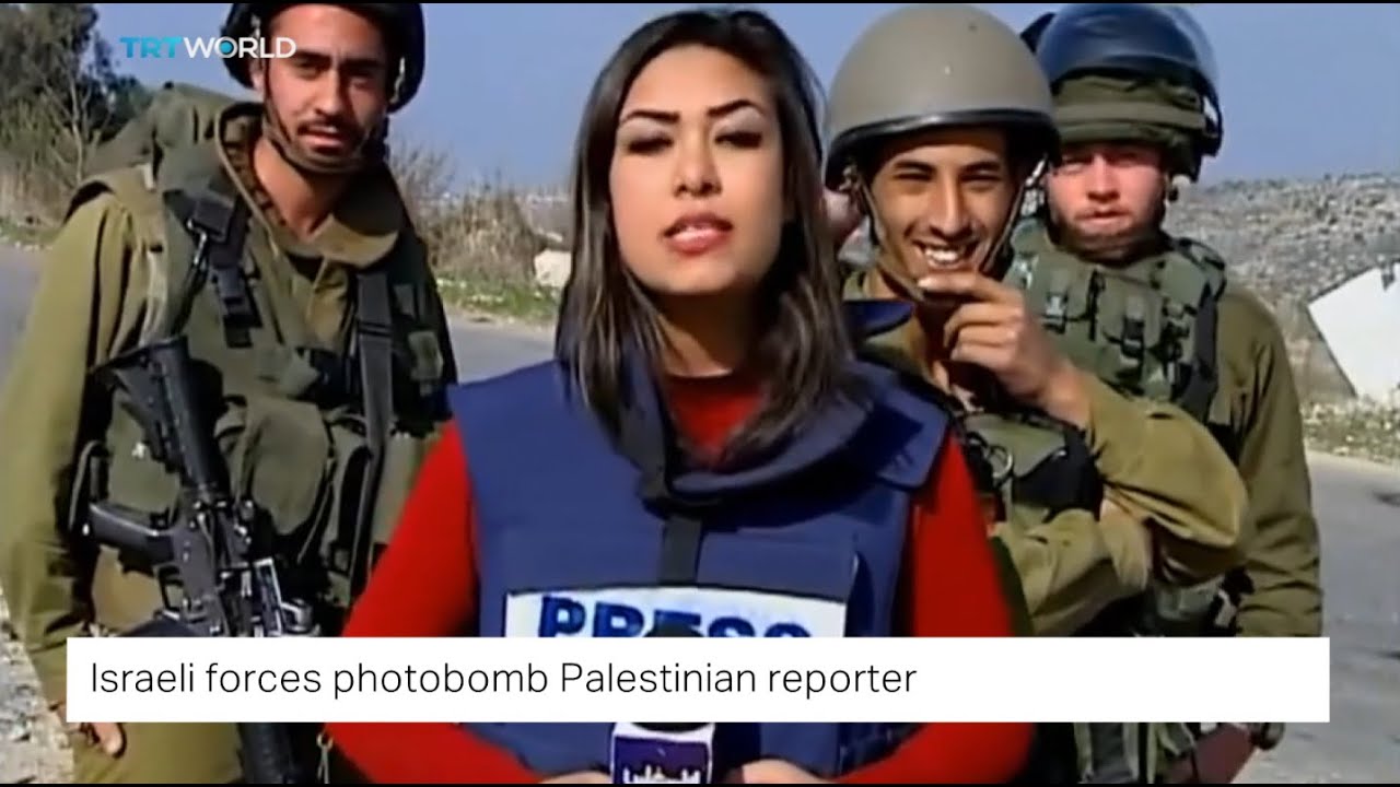 TRT World: Israeli forces photobomb Palestinian reporter - YouTube